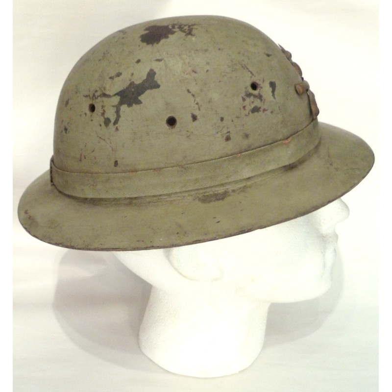 WW2 Italian Artillery Tropical Sun Helmet. Italy army badges and insignia